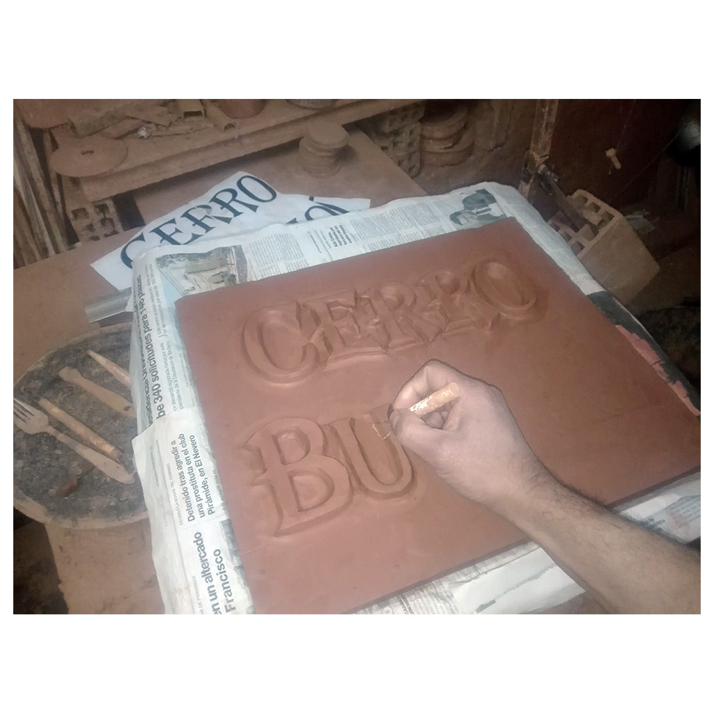 Rotulo de ceramica en relieve - Alfarería y Cerámicas Gallardo